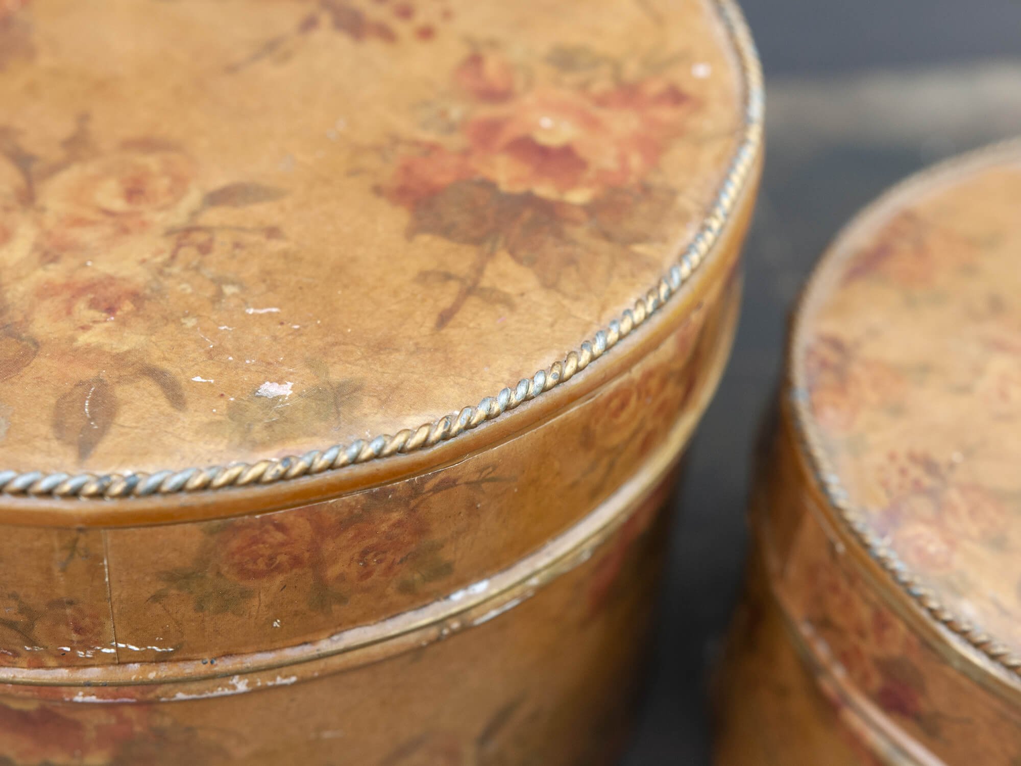 Vintage French round tin boxes with floral pattern - Brocante Ma Jolie